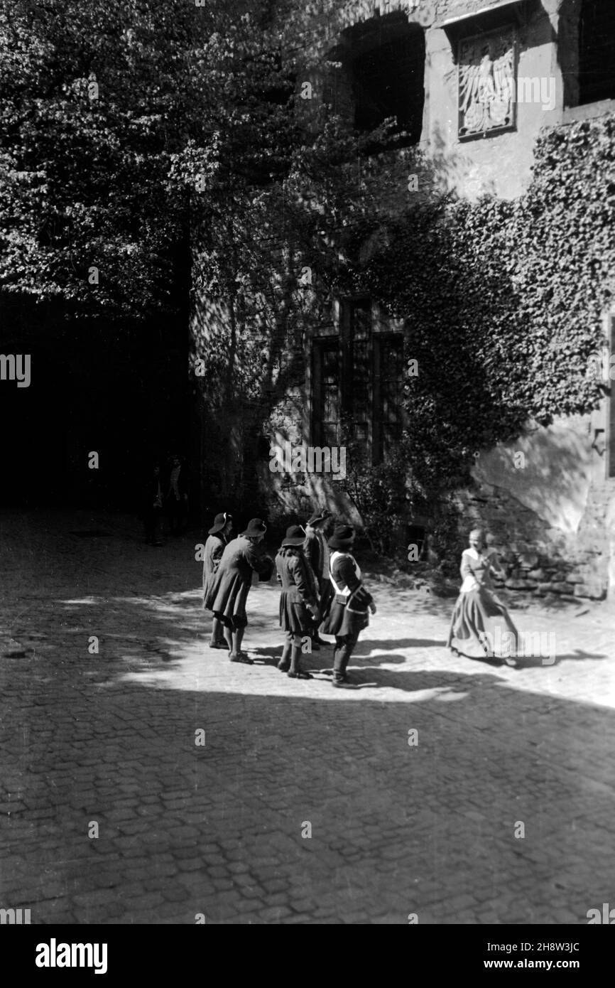 Schauspieler in Gruppen am Set zu Liselotte von der Pfalz, Regie: Carl ...