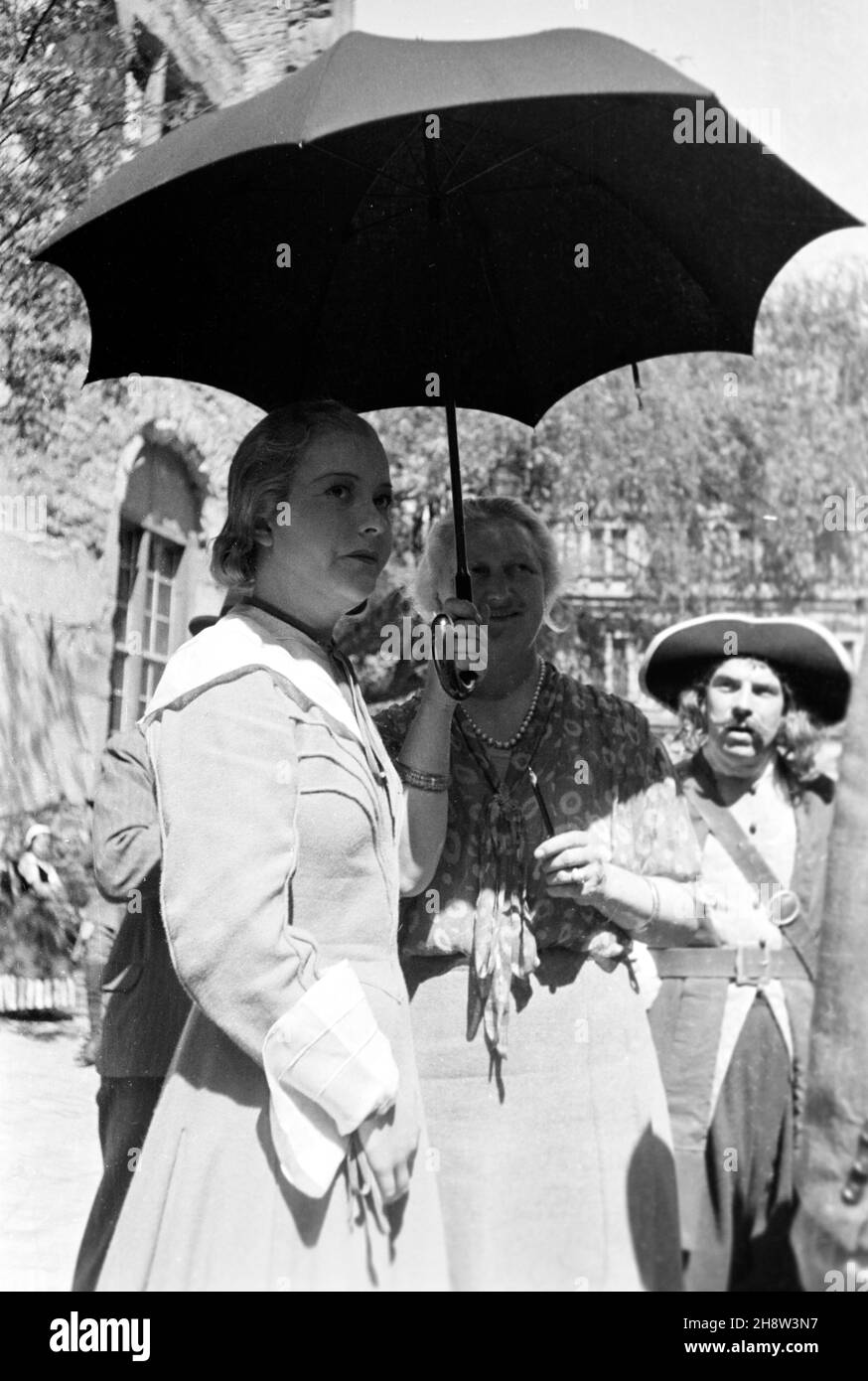 Renate Müller als Liselotte von der Pfalz am Set zum gleichnamigen Film ...