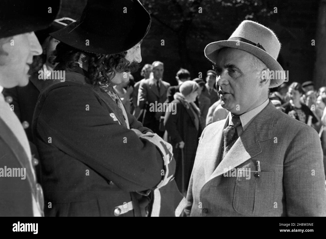 Hans Stüwe als Herzog Philippe von Orleans im Gespräch mit Regisseur ...