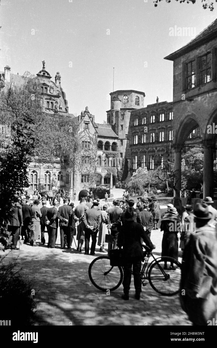 Schauspieler und Belegschaft am Set für Liselotte von der Pfalz, Regie ...