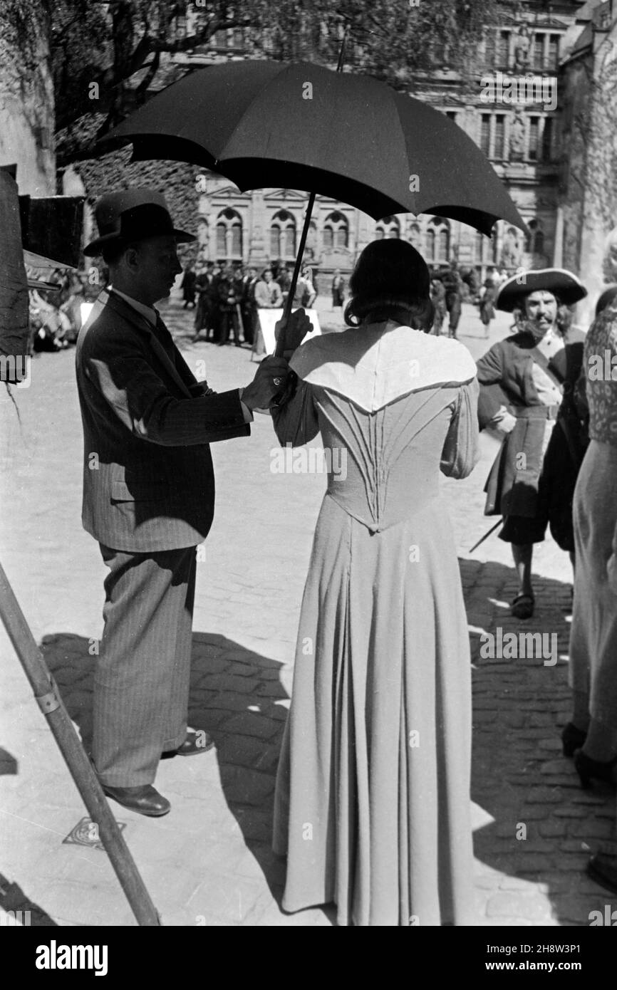 Renate Müller als Liselotte von der Pfalz am Set zum gleichnamigen Film ...