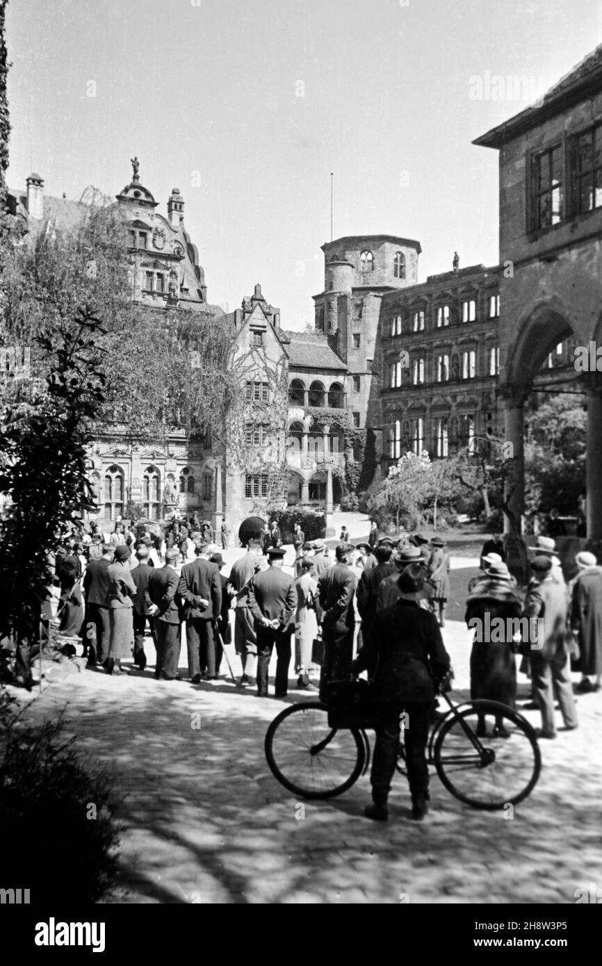 Schauspieler und Belegschaft am Set für Liselotte von der Pfalz, Regie ...