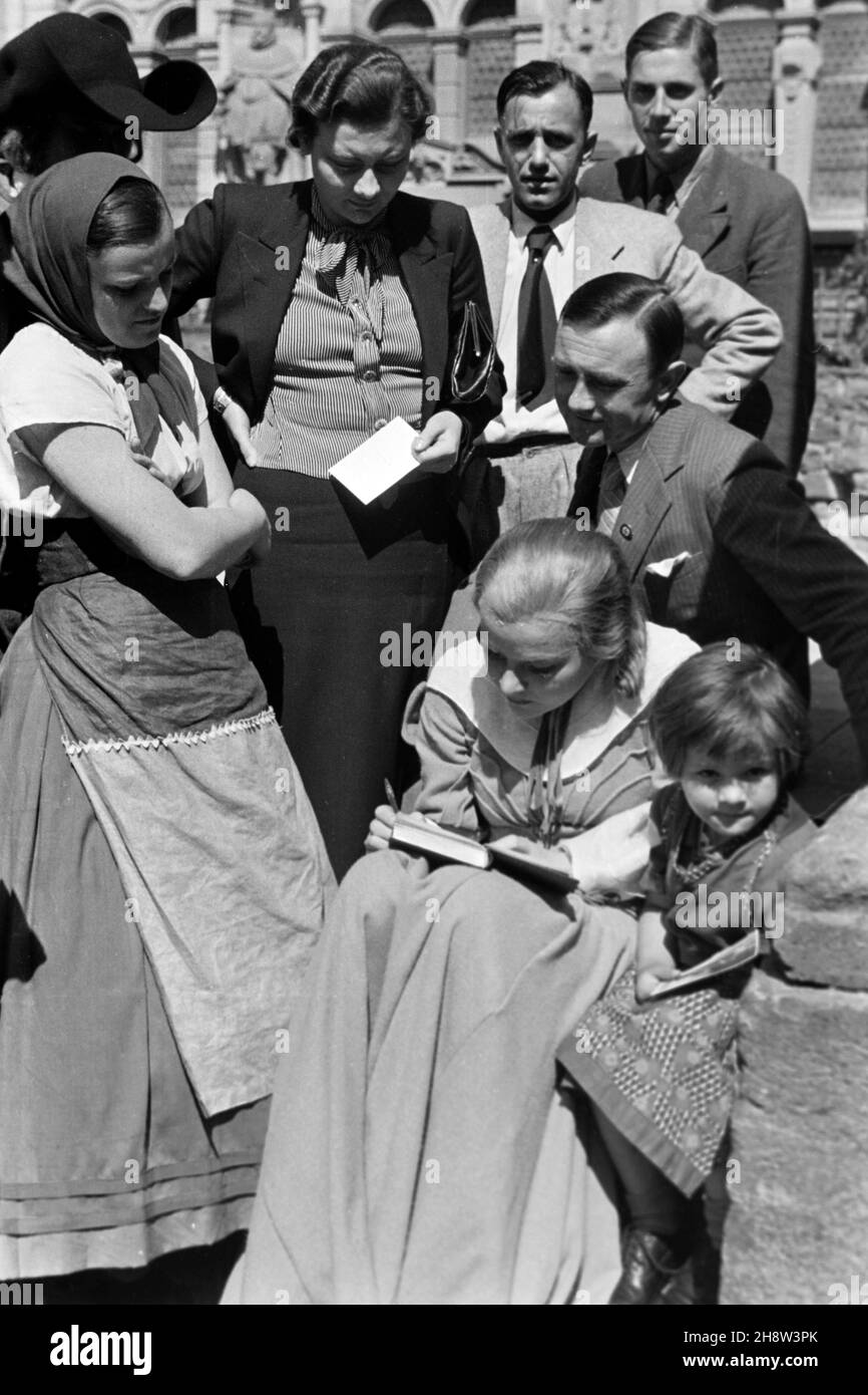 Renate Müller als Liselotte von der Pfalz am Set zum gleichnamigen Film ...