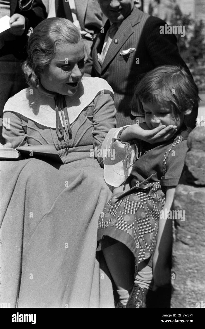 Renate Müller als Liselotte von der Pfalz am Set zum gleichnamigen Film ...