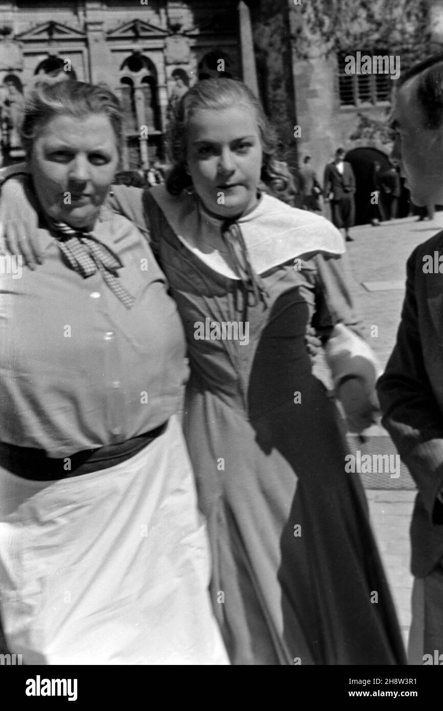 Renate Müller als Liselotte von der Pfalz am Set zum gleichnamigen Film ...