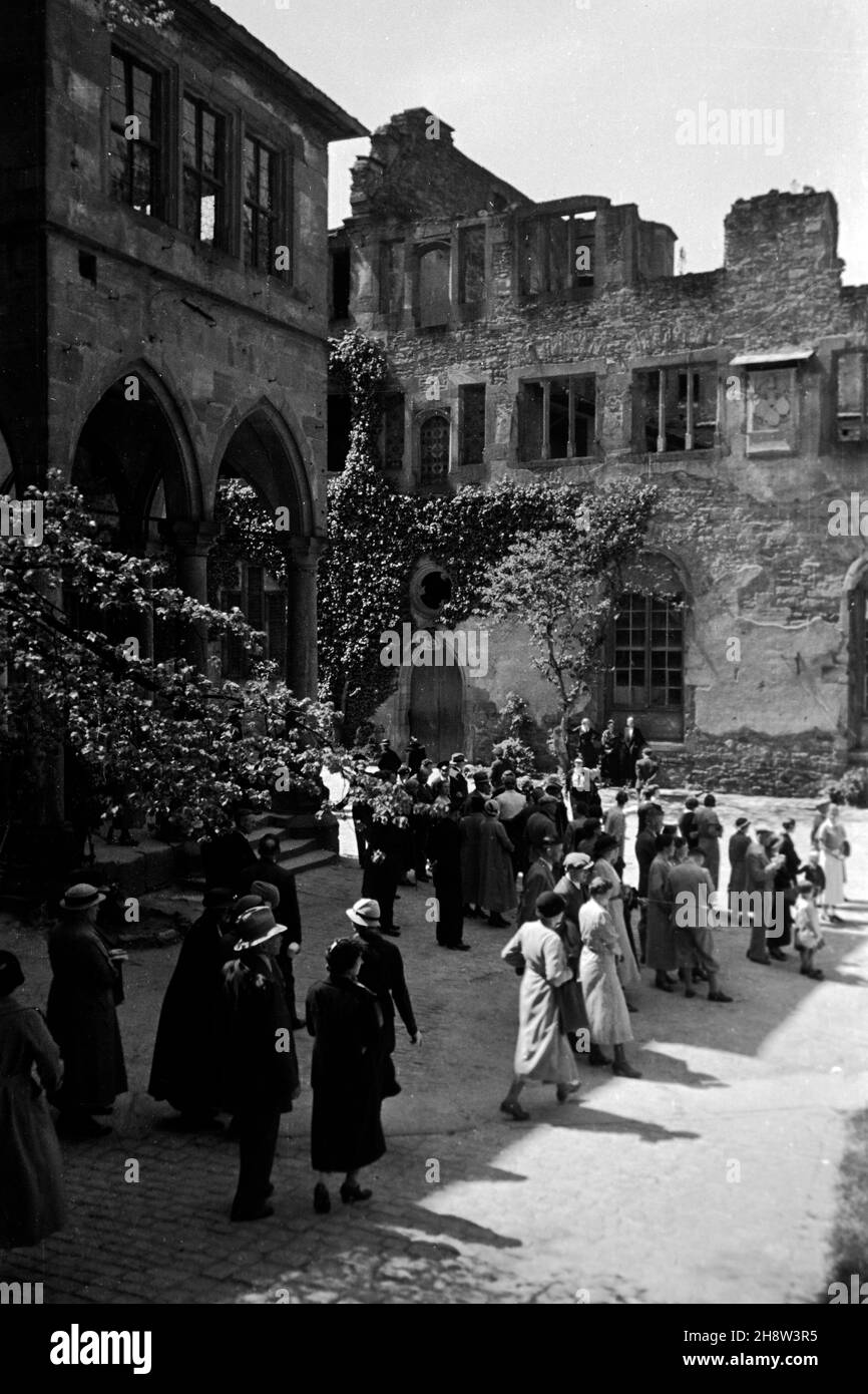 Schauspieler und Belegschaft am Set zu Liselotte von der Pfalz, Regie ...