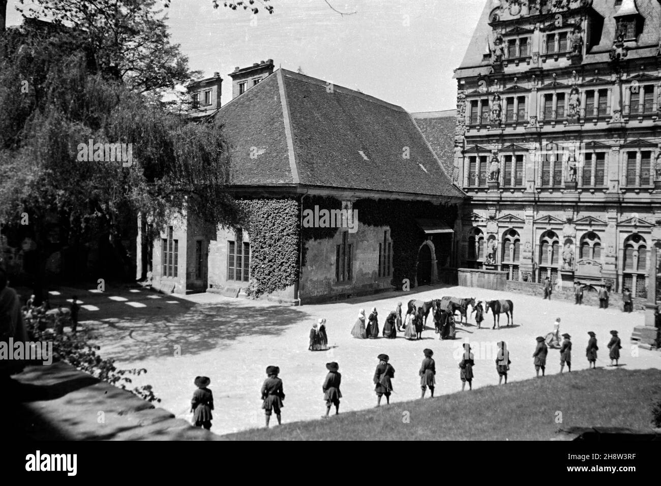 Schauspieler und Belegschaft am Set zu Liselotte von der Pfalz, Regie ...