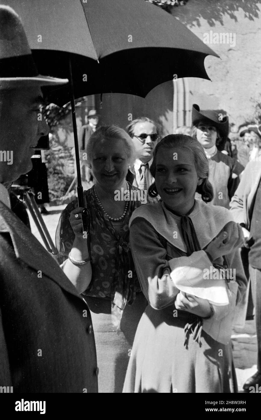 Renate Müller als Liselotte von der Pfalz am Set zum gleichnamigen Film ...