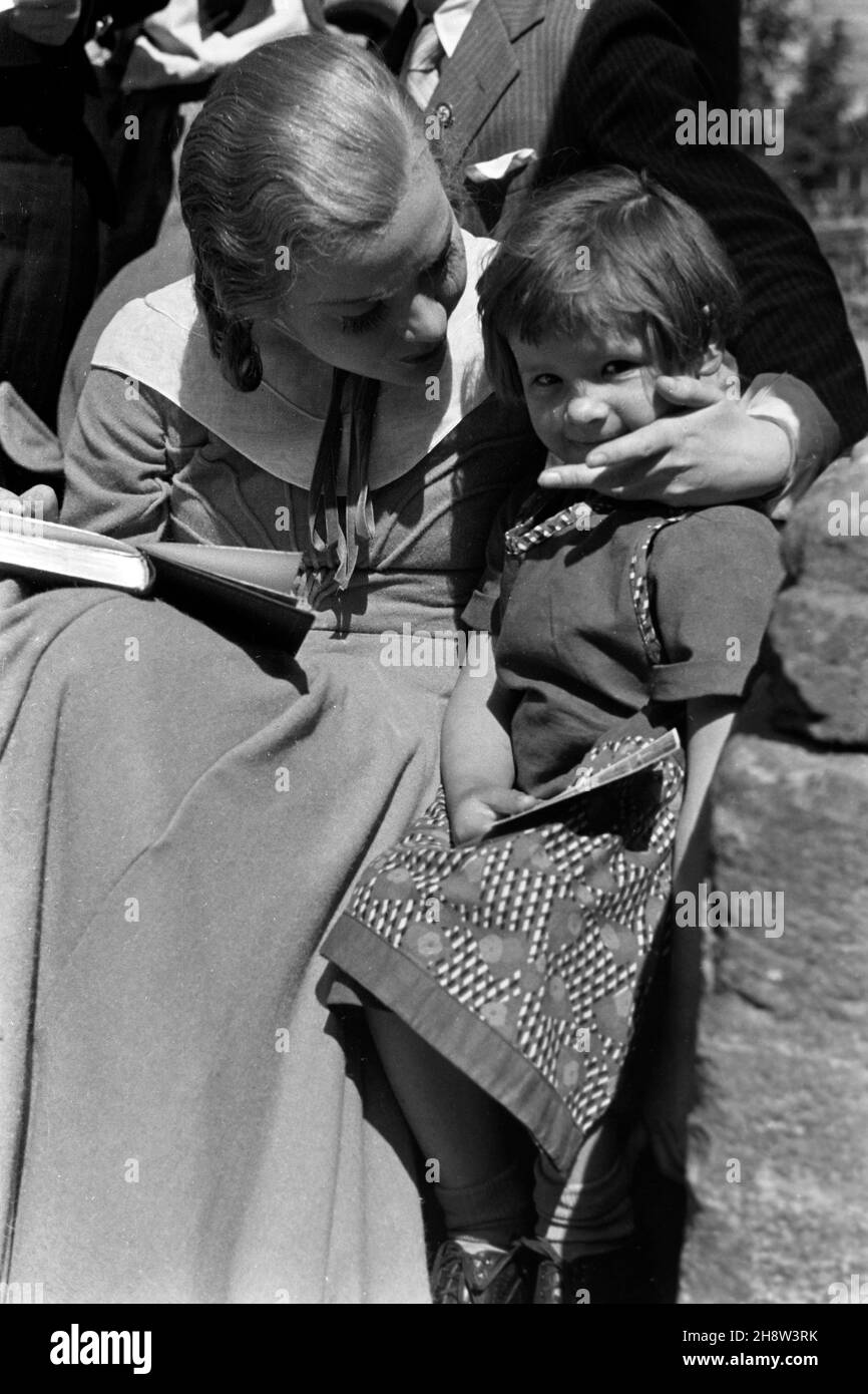Renate Müller als Liselotte von der Pfalz am Set zum gleichnamigen Film ...