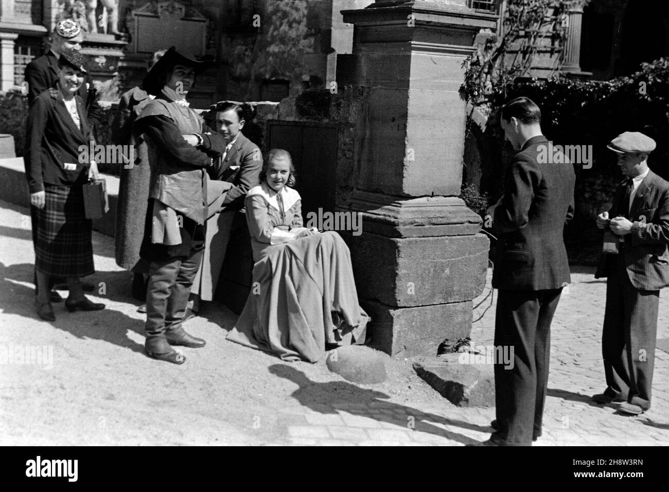 Schauspieler und Belegschaft werden fotografiert am Set zu Liselotte ...