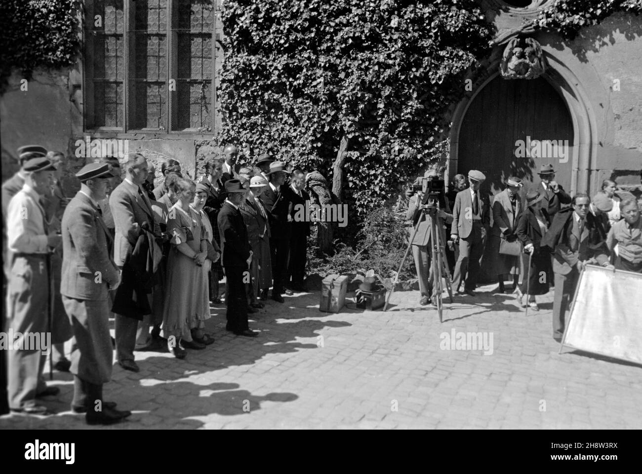 Schauspieler und Belegschaft am Set für Liselotte von der Pfalz, Regie ...