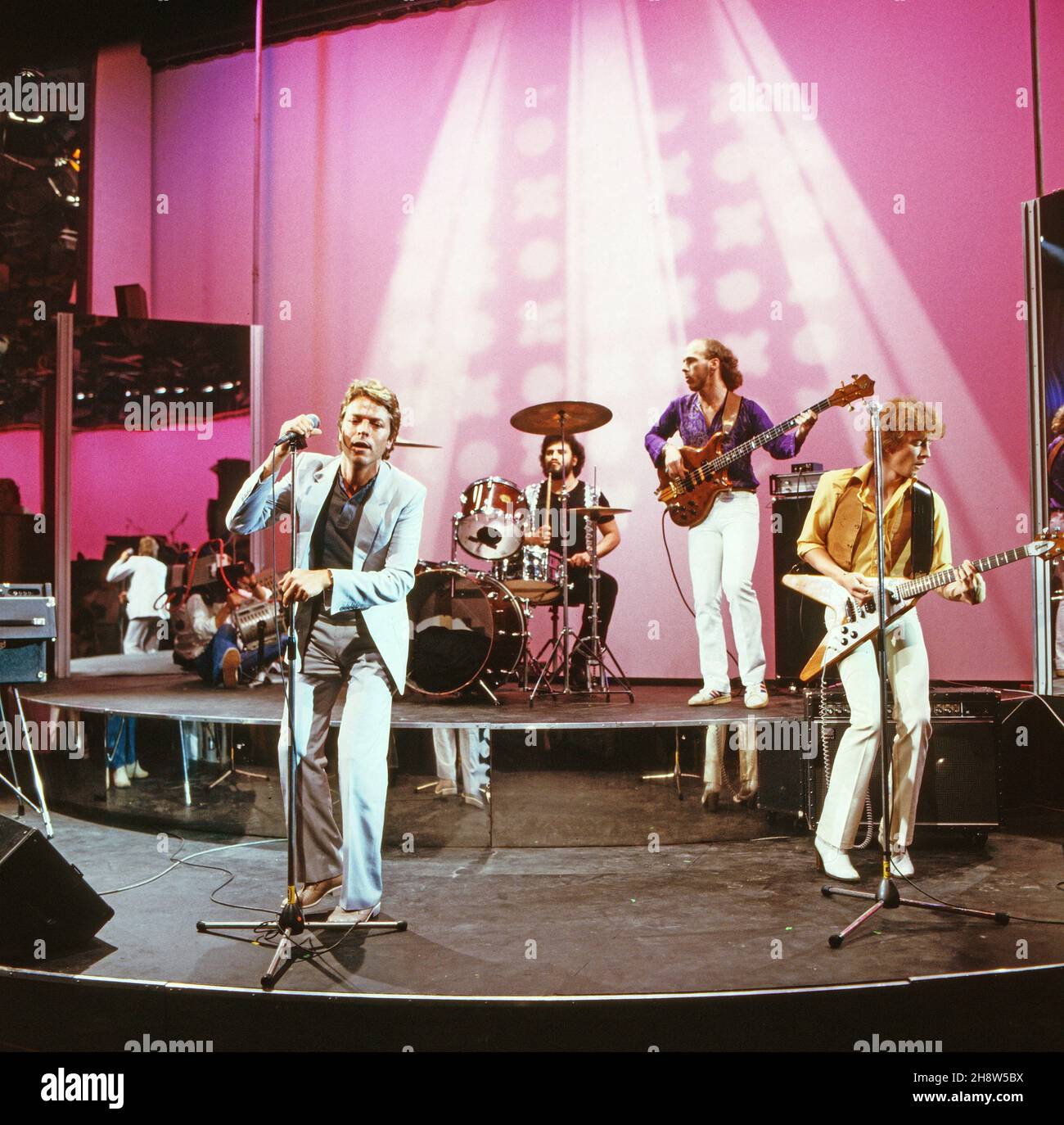 Robert Palmer, britischer Musiker und Sänger, bei einem Auftritt mit ...