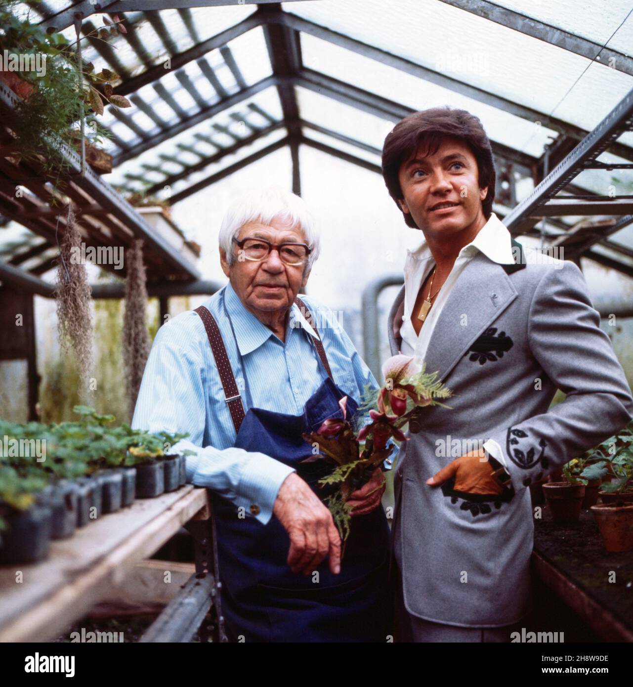 Paul Hörbiger, österreichischer Schauspieler (links), empfängt in der ...