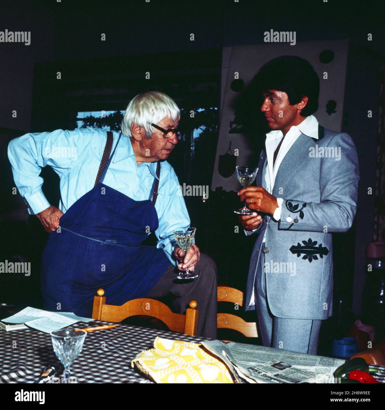 Paul Hörbiger, österreichischer Schauspieler (links), empfängt in der ...