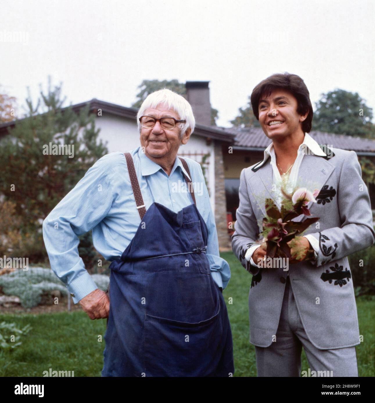 Paul Hörbiger, österreichischer Schauspieler (links), empfängt in der ...