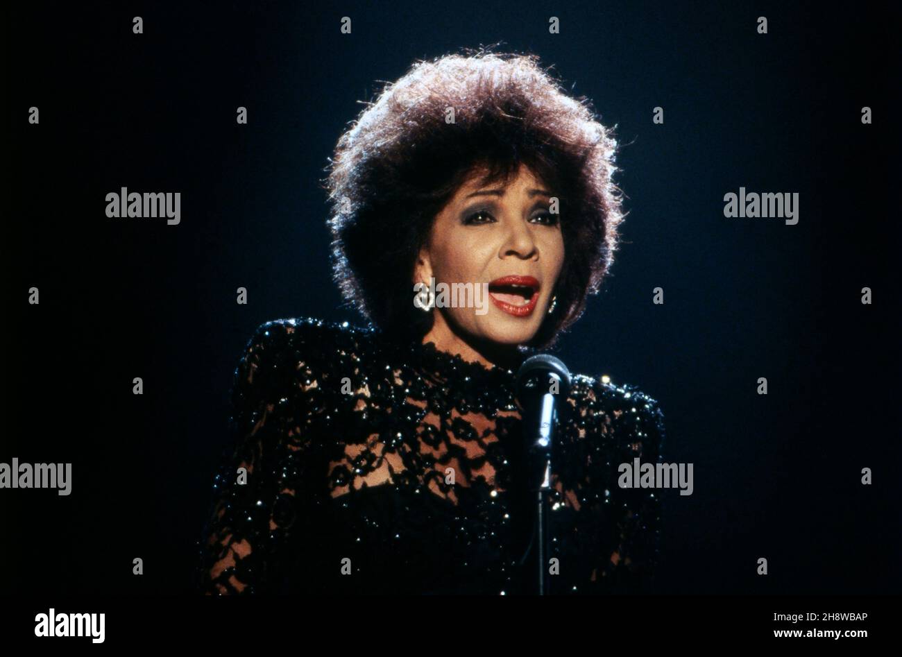 Shirley bassey performance hi-res stock photography and images - Alamy