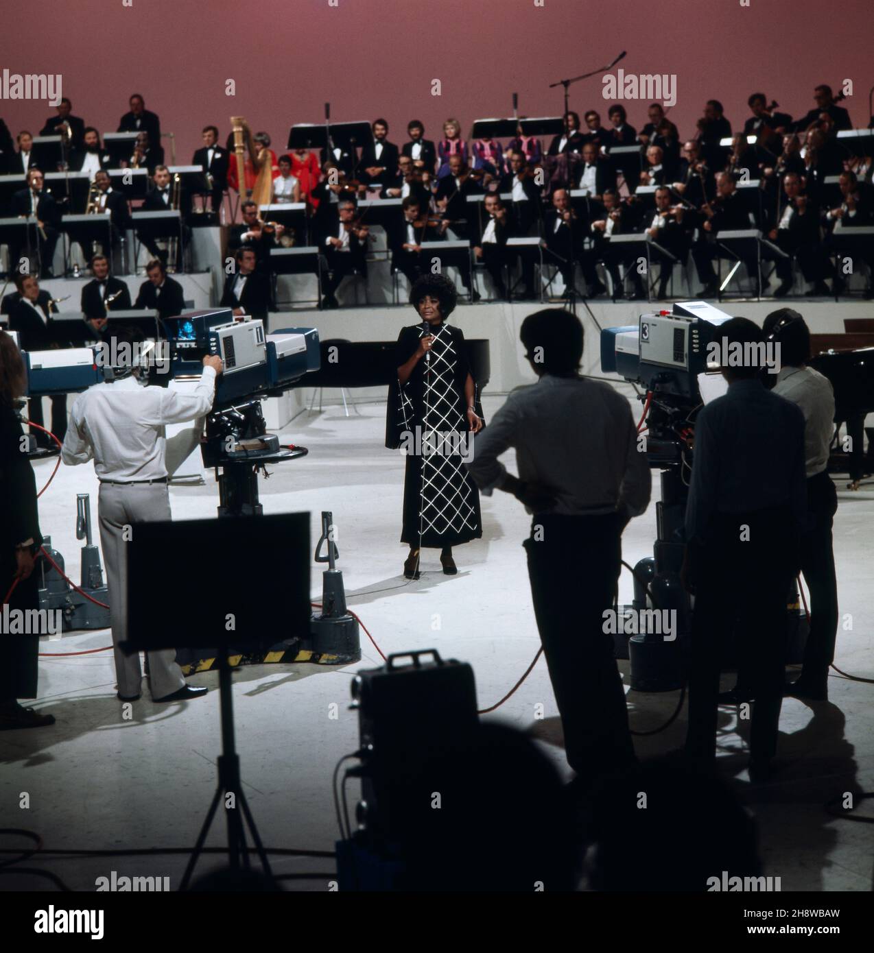 Shirley bassey 1970s hi-res stock photography and images - Alamy