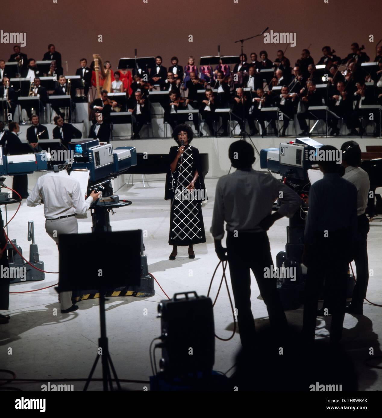 Shirley bassey 1970s hi-res stock photography and images - Alamy