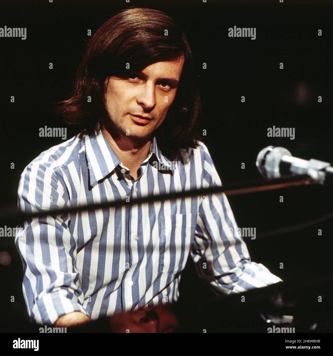 Ulrich Roski, deutscher Liedermacher, bei einem Auftritt in der Show ...