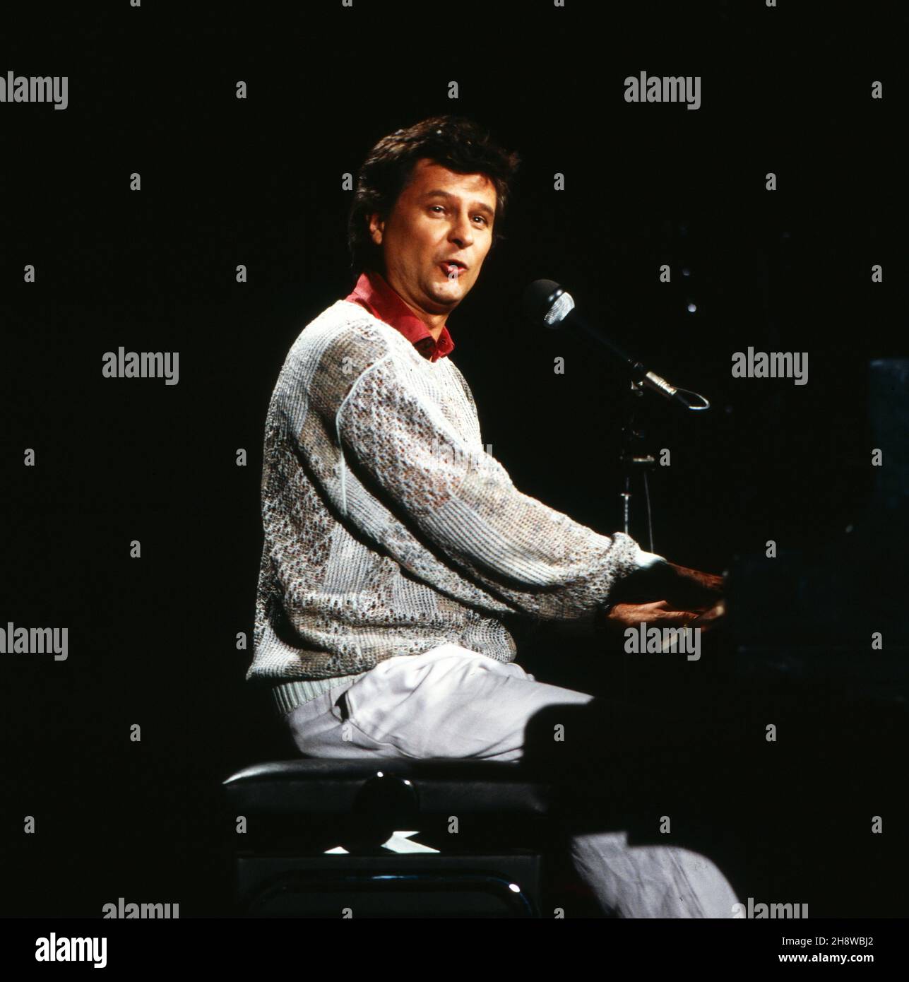 Ulrich Roski, deutscher Liedermacher, bei einem Auftritt in der Show ...