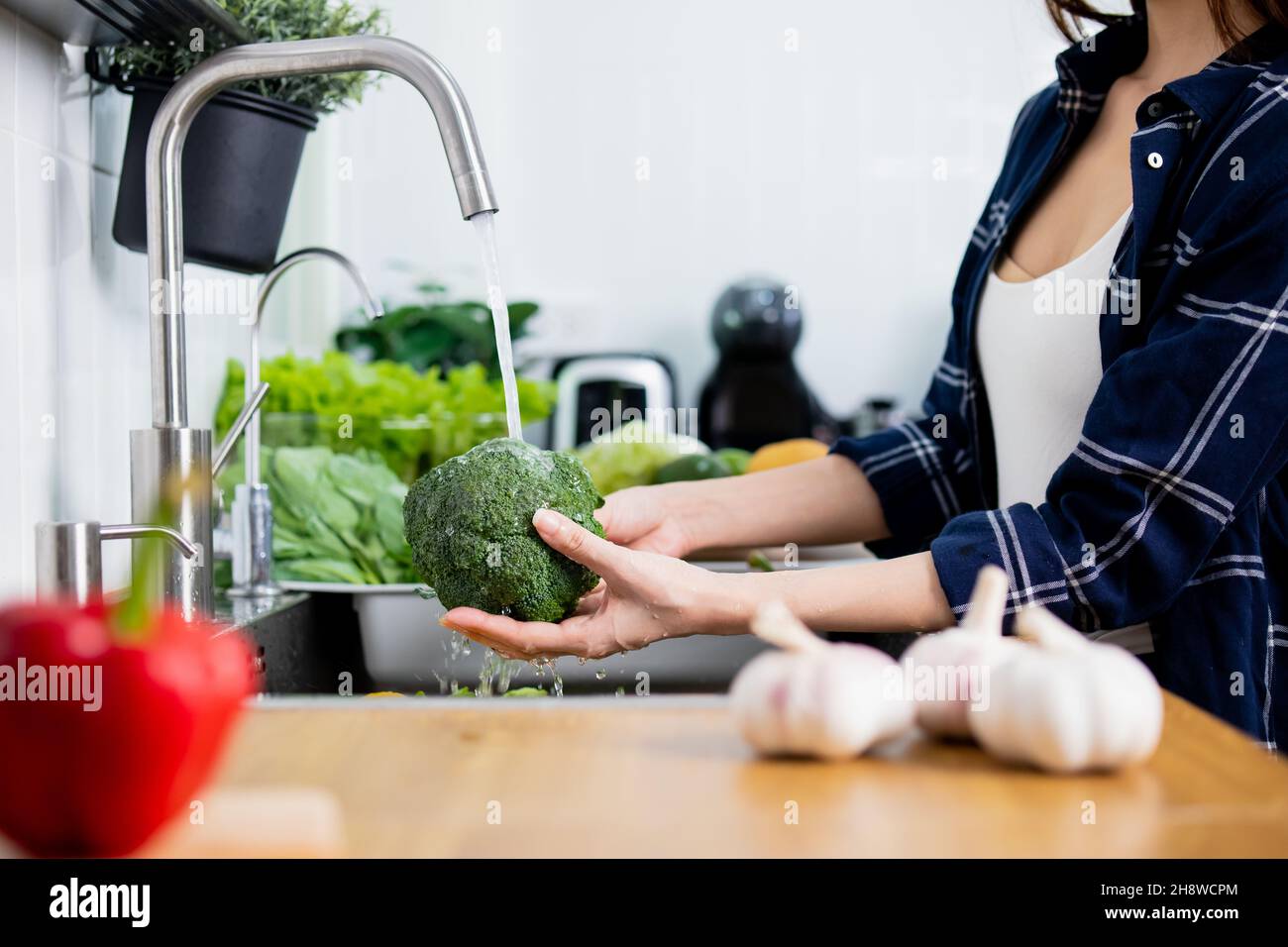 Woman girl washing vegetables hi-res stock photography and images - Alamy