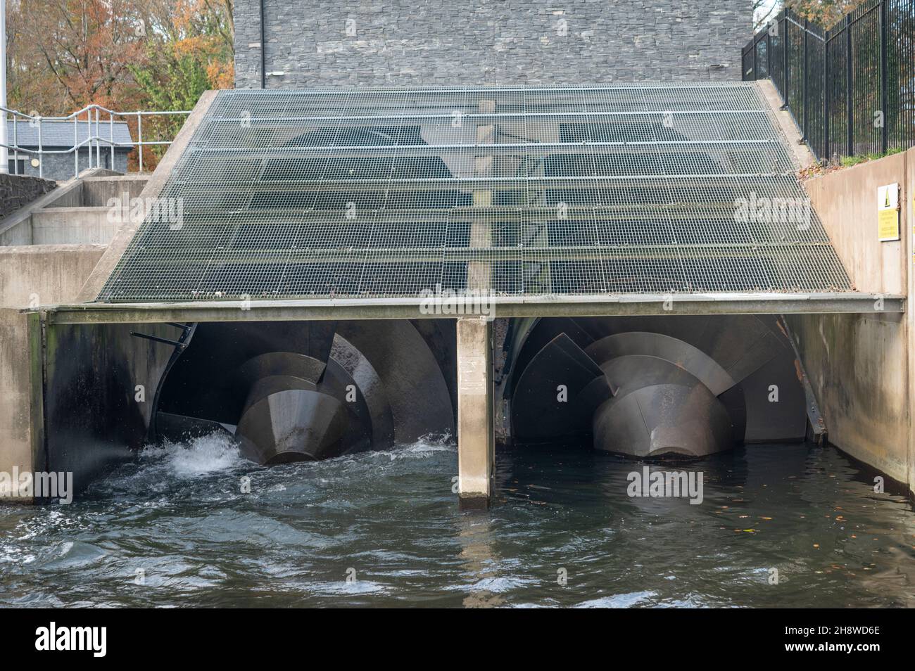 Archimedes screw hydropower at Radyr Weir Stock Photo - Alamy