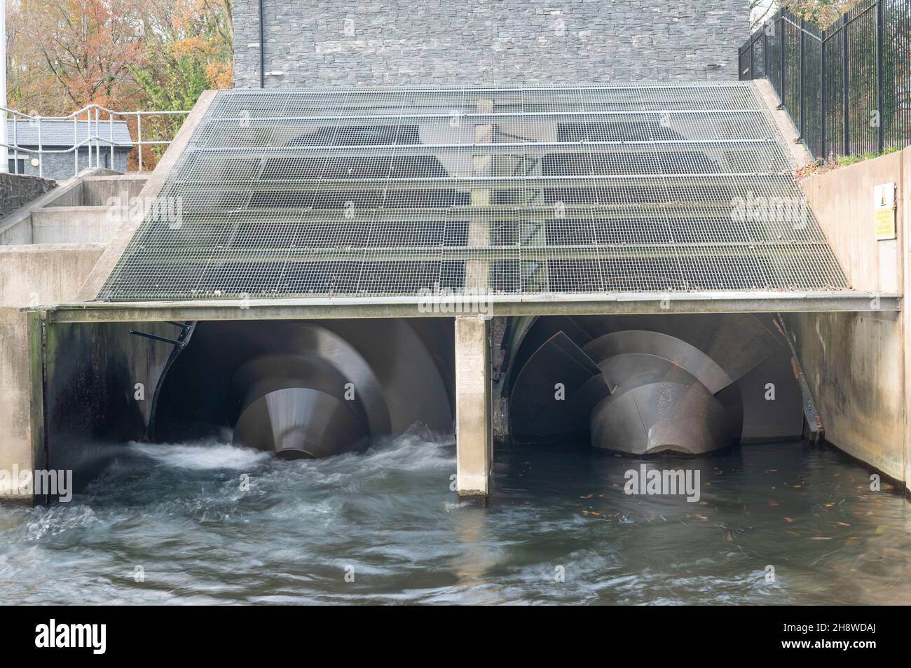 Archimedes screw hydropower at Radyr Weir Stock Photo - Alamy