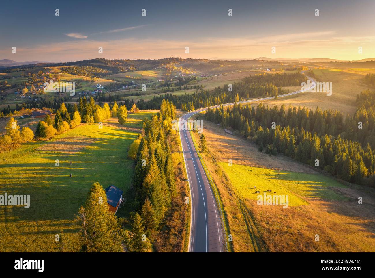 Village road top view hi-res stock photography and images - Alamy