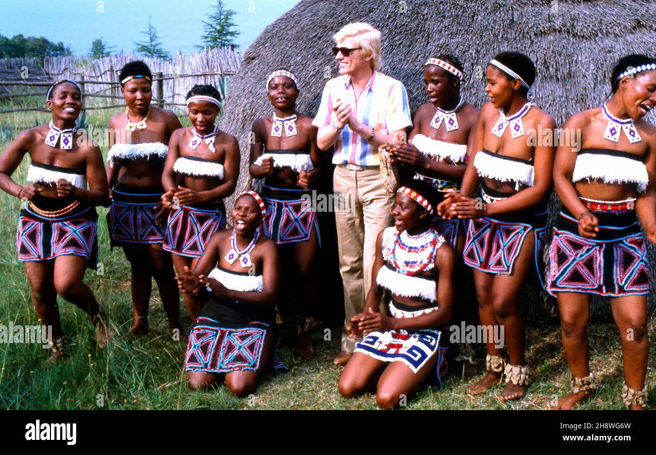 Heino, deutscher Musiker und Schlagersänger, schaut sich die ...