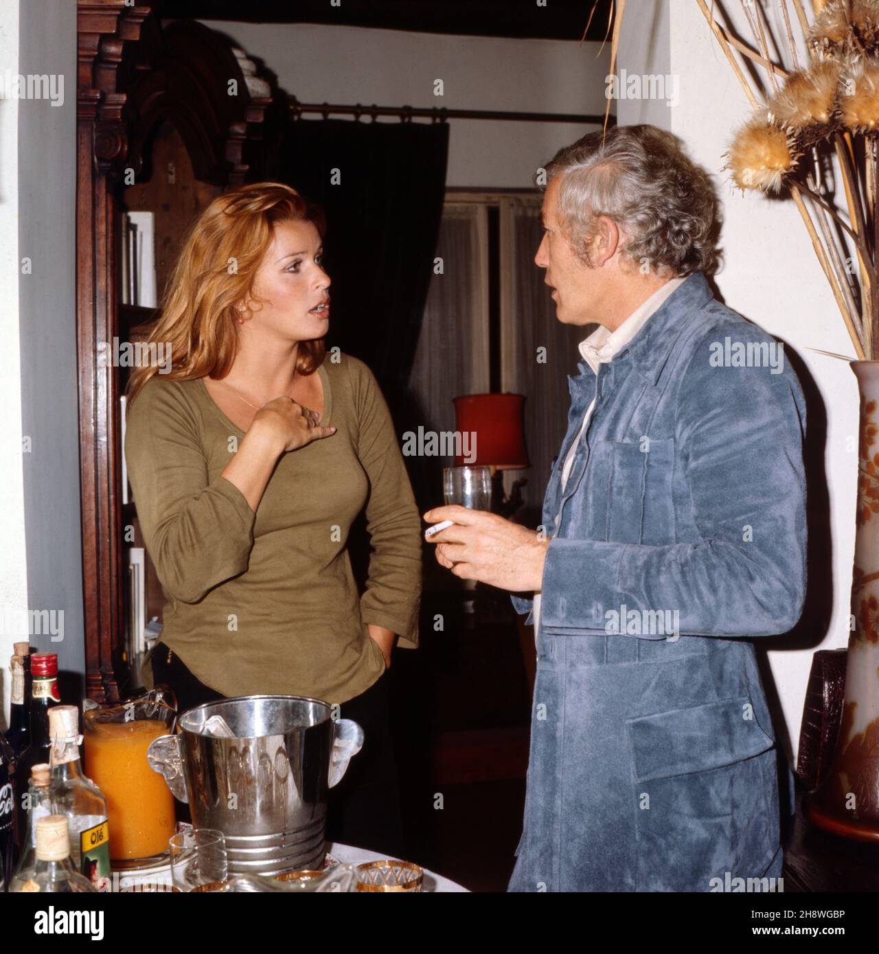 Senta Berger auf einer Privatparty, Deutschland um 1973. Senta Berger ...