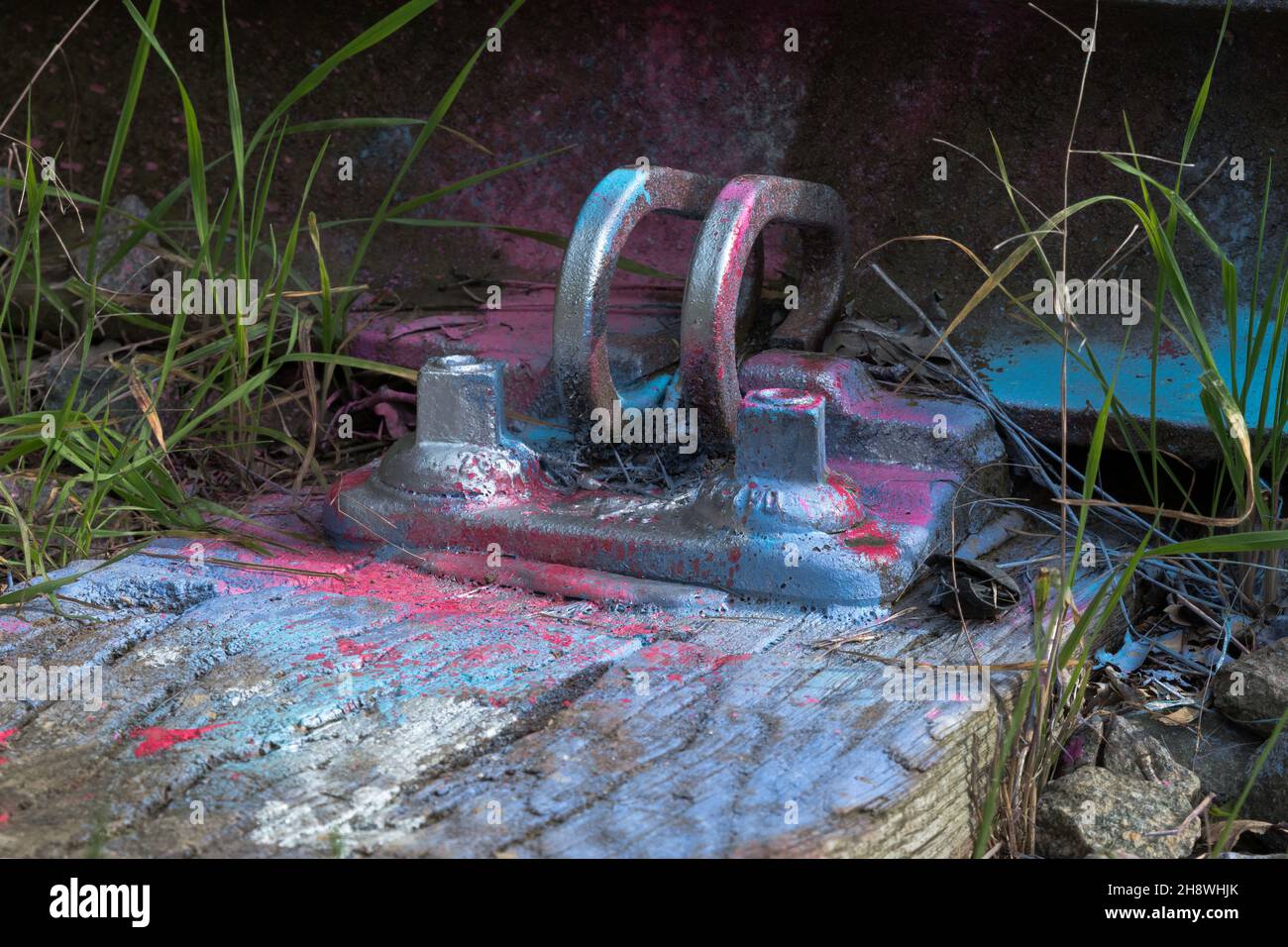 purple painted rail mounting form railroad track Stock Photo - Alamy