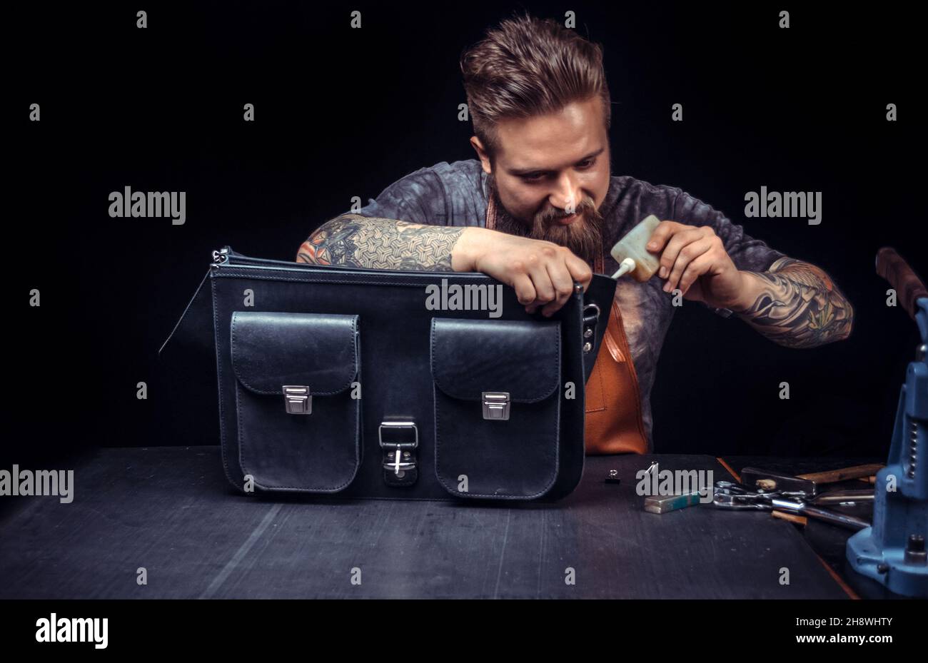 Leather skinner working artisan hi-res stock photography and images - Alamy
