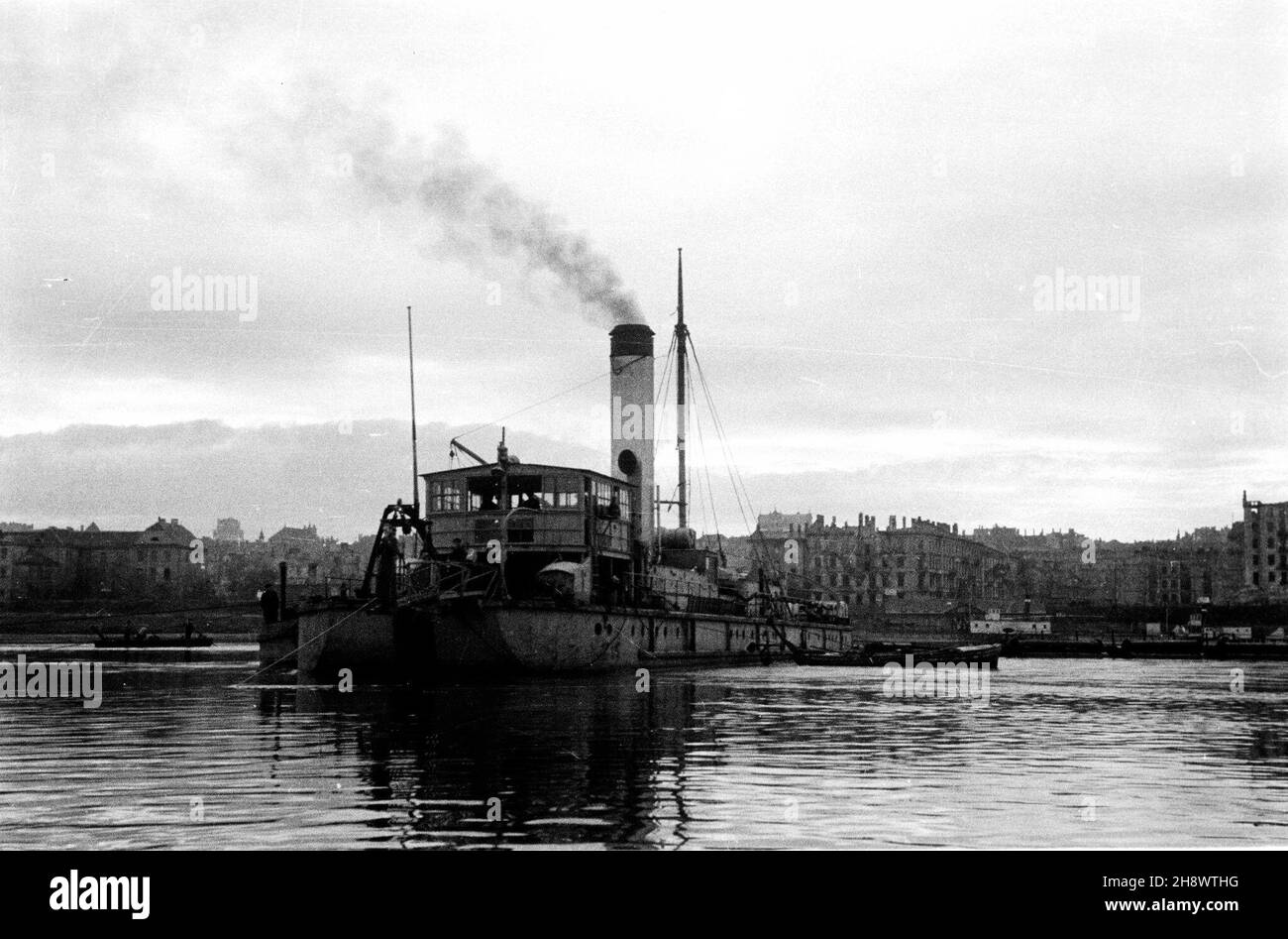 Warszawa, 1946-01-01. Statek parowy na Wiœle. W tle widoczna lewobrze ...
