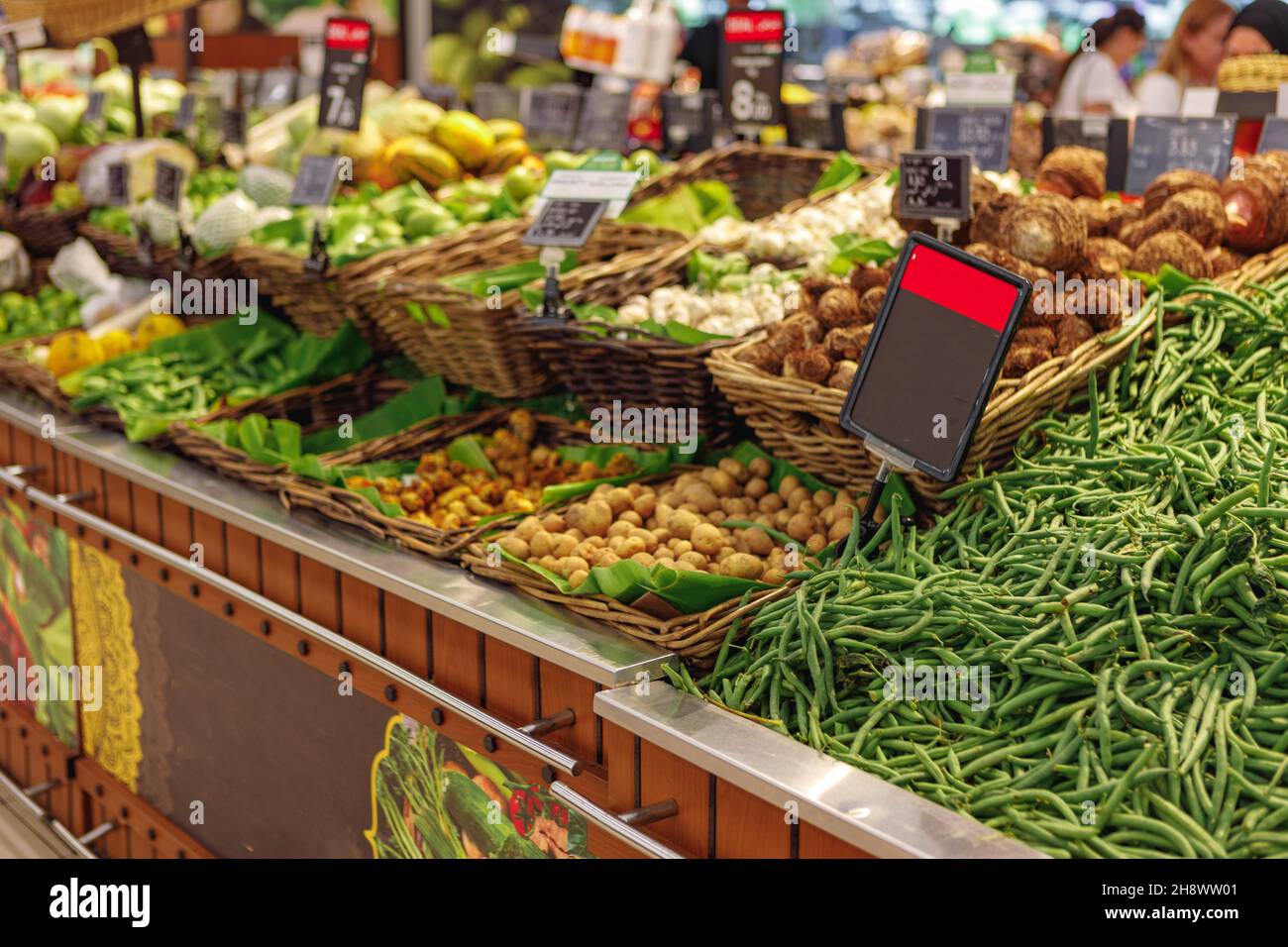 Rows of fresh vegetables on shelf in supermarket Stock Photo - Alamy