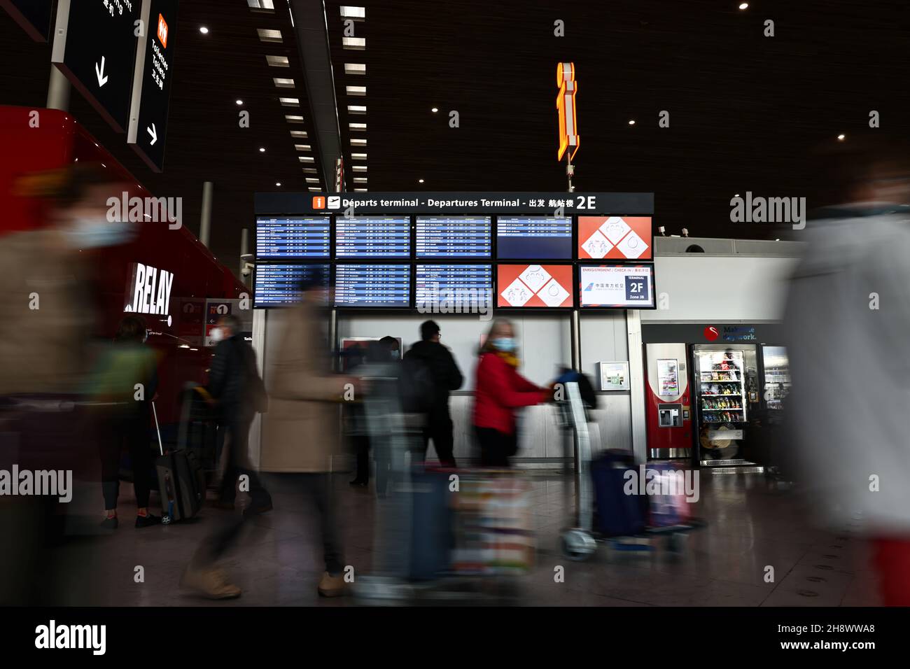 Terminal en roissy charles de gaulle hi-res stock photography and ...