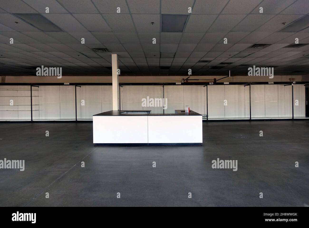 closed store in Kittery mall area on route one in Maine Stock Photo - Alamy