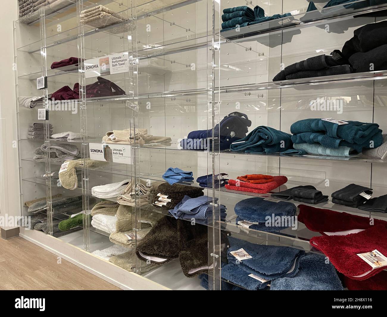 Kohls store interior hi-res stock photography and images - Alamy