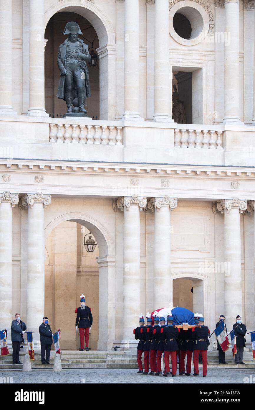 General Gudin coffin is brought to Saint-Louis-des-Invalides Cathedral ...
