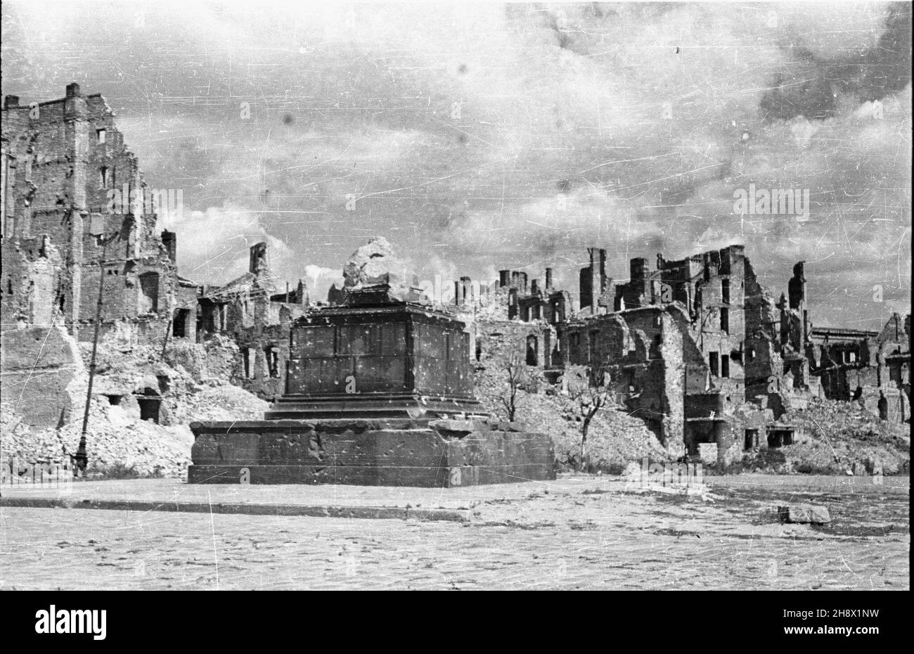 Warszawa, 1946. Cokó³ zburzonej Kolumny króla Zygmunta III Wazy na ...