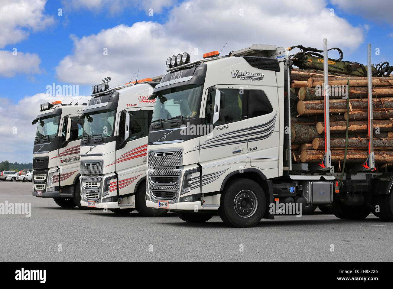 White, customised Volvo FH logging trucks of Autoyhtyma Valtonen Ky on ...