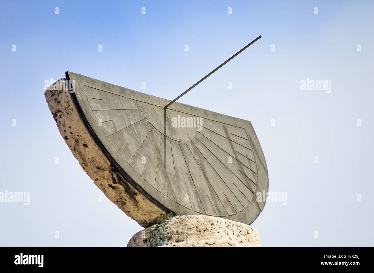 Different way to tell the time Sun Dial Stock Photo - Alamy