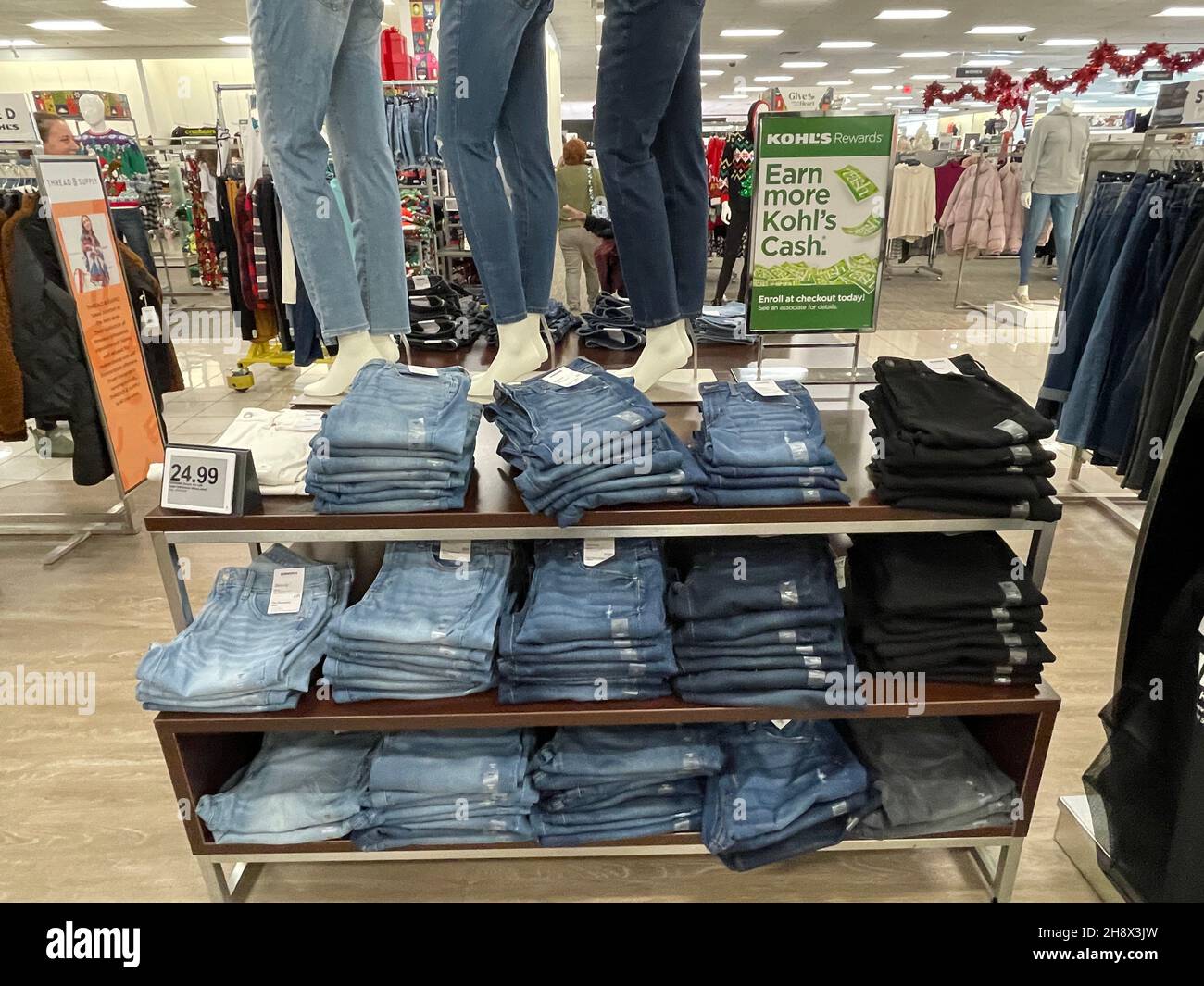 Kohls store interior hi-res stock photography and images - Alamy