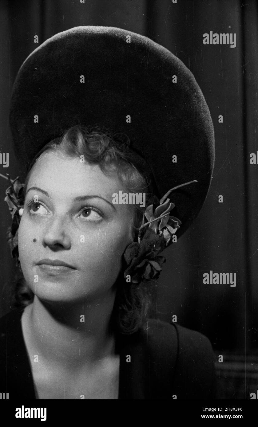 Warszawa, 1946. Modelka prezentuje modny kapelusz. ms PAP/Jerzy ...