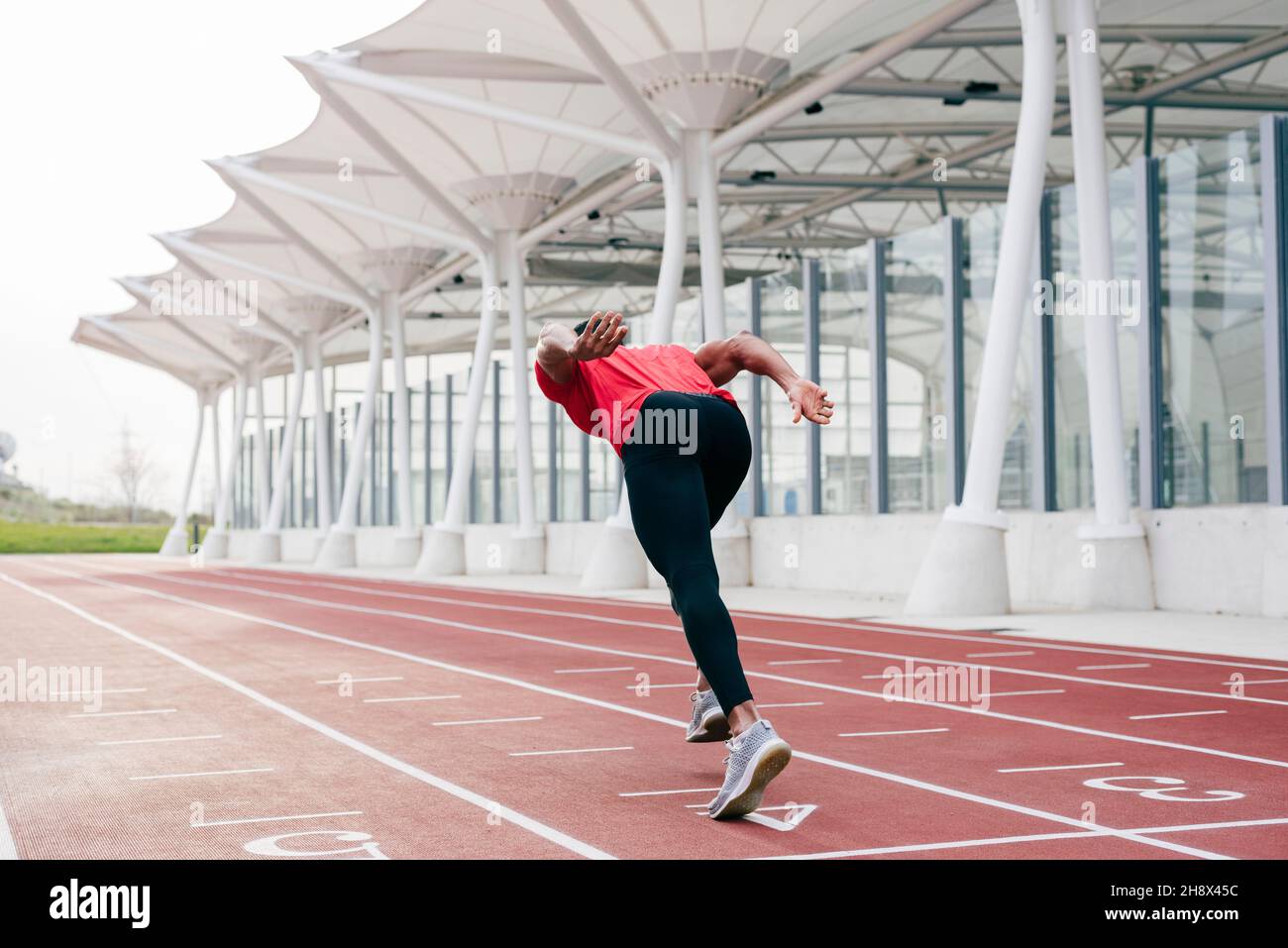 Man running starting position hi-res stock photography and images - Alamy