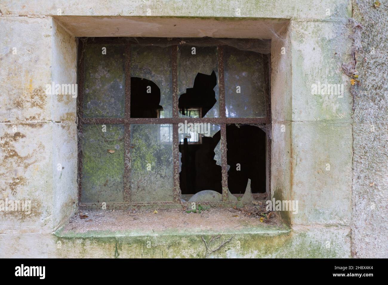 Dilapidated stone building broken hi-res stock photography and images ...