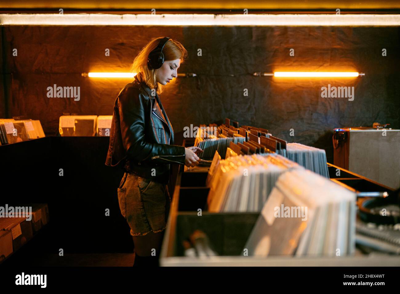Record albums and headphones hi-res stock photography and images - Alamy