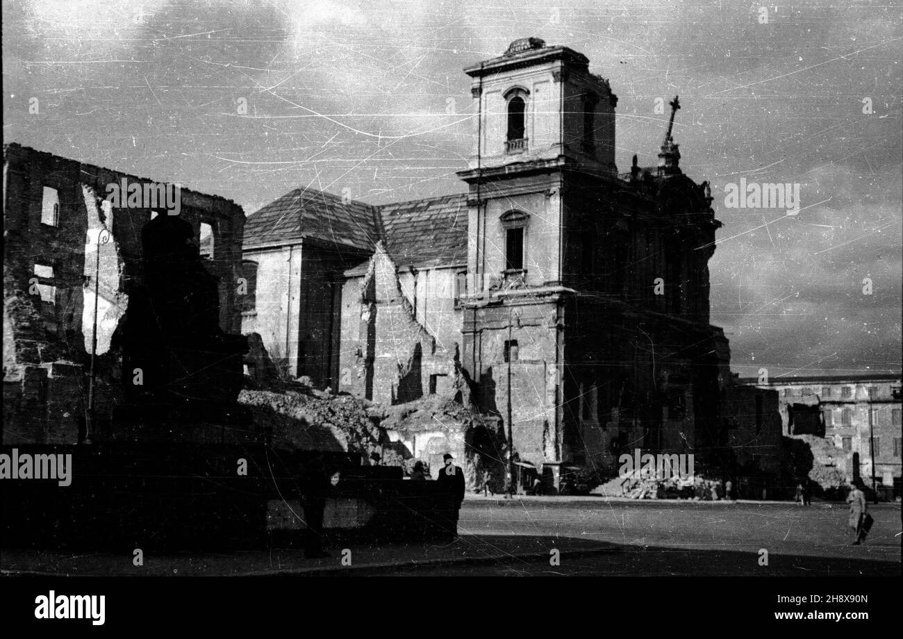 Warszawa, 1946. Ruiny koœcio³a œw. Krzy¿a przy Krakowskim Przedmieœciu ...