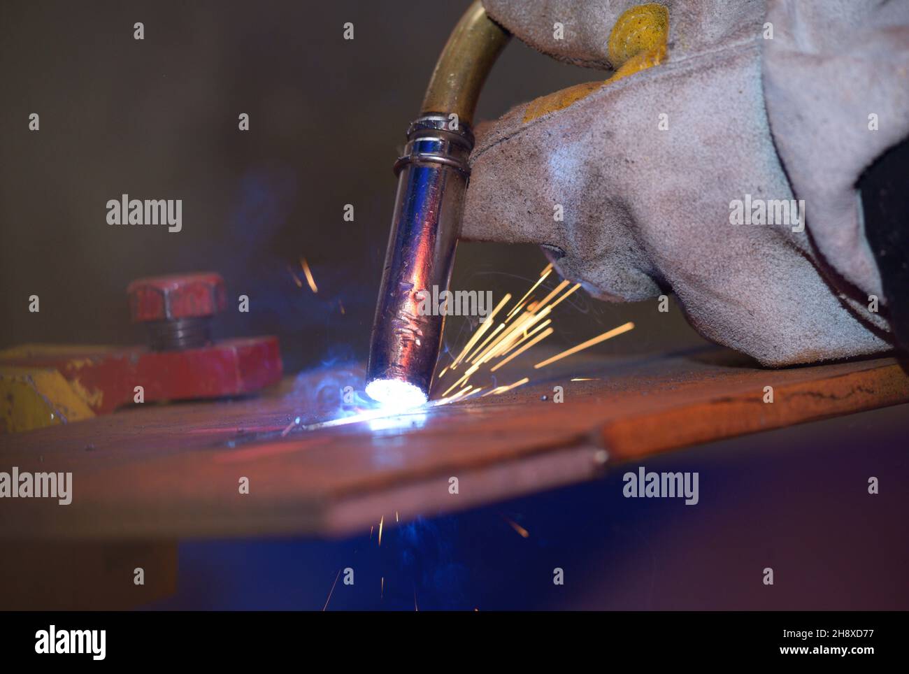 Welding metal plates hi-res stock photography and images - Alamy
