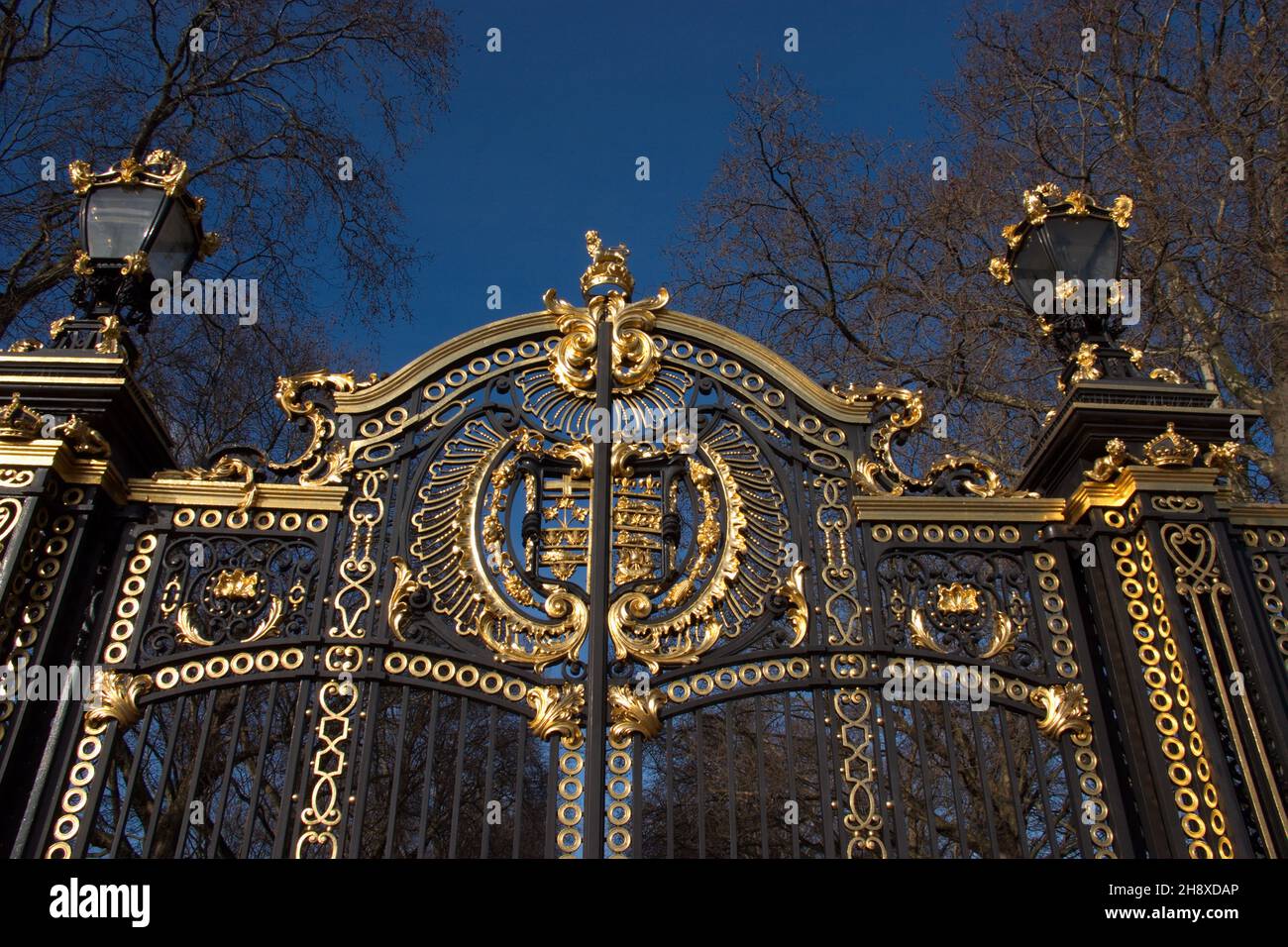 Canada gate buckingham palace london hi-res stock photography and ...