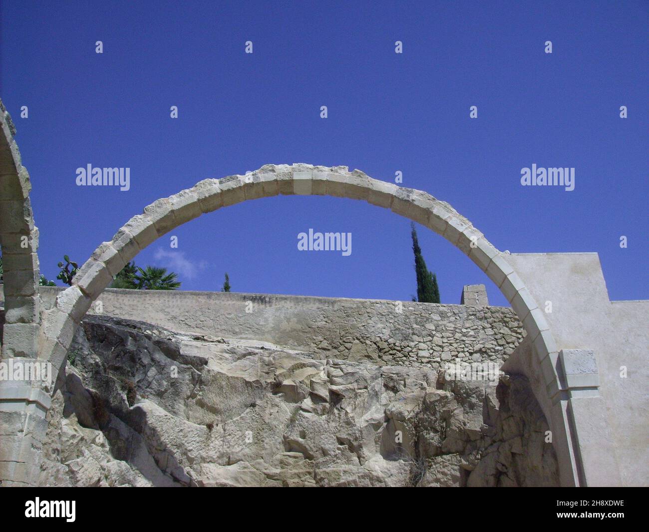 Ruined building arch hi-res stock photography and images - Alamy